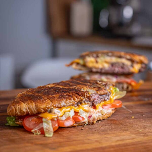 Smashed Croissant Burger: Die perfekte Mischung aus Burger und Croissant