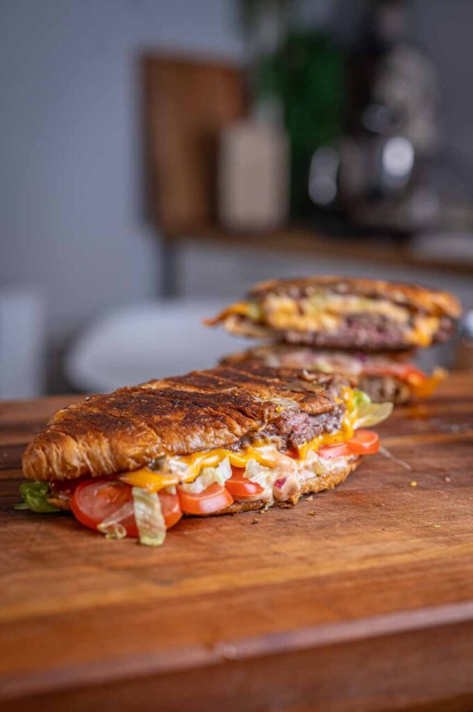 Smashed Croissant Burger: Die perfekte Mischung aus Burger und Croissant