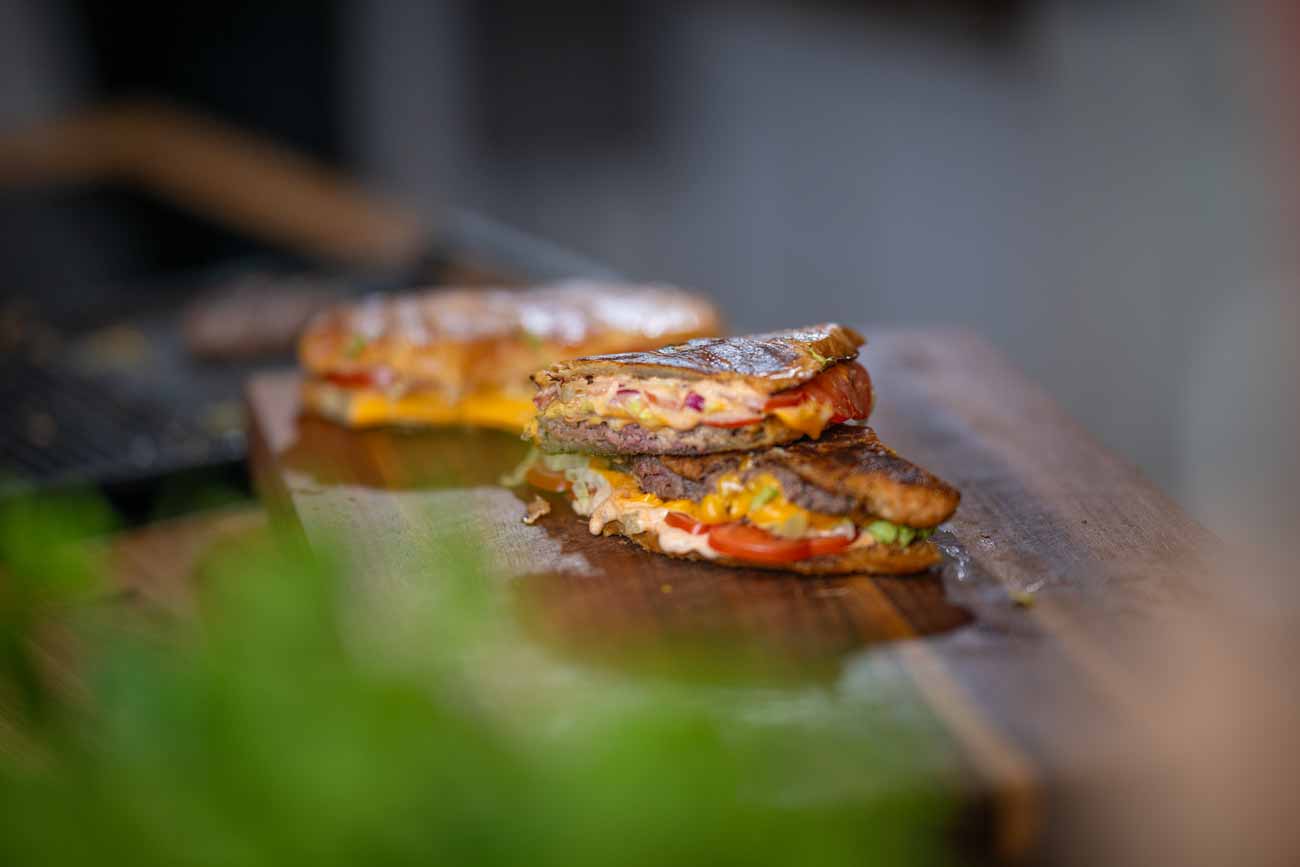 Smashed Croissant Burger: Die perfekte Mischung aus Burger und Croissant