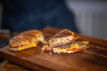 Smashed Croissant Burger: Die perfekte Mischung aus Burger und Croissant
